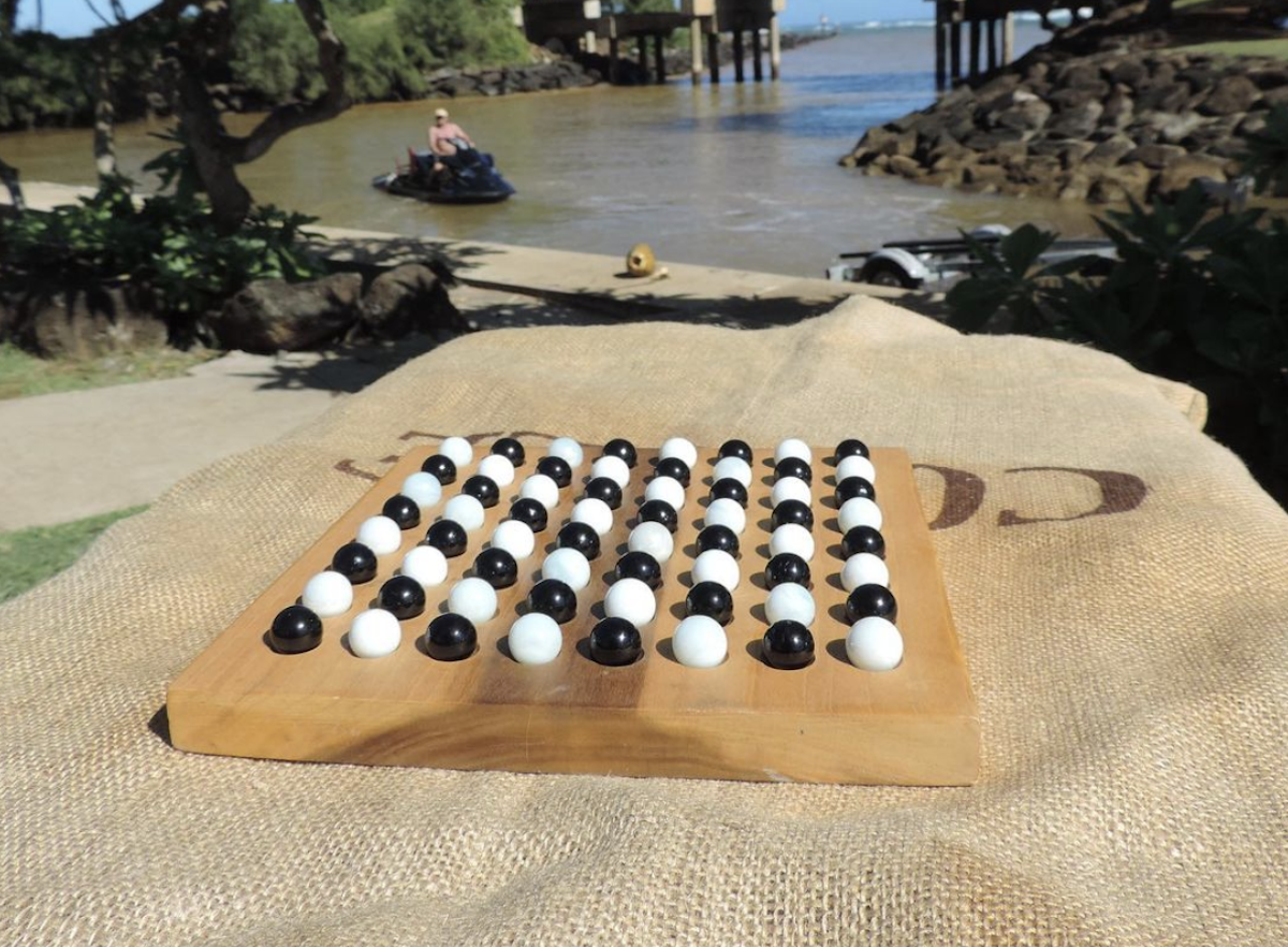 Learn the Hawaiian Strategy Game Kōnane on Kauaʻi - HAWAIʻI Magazine