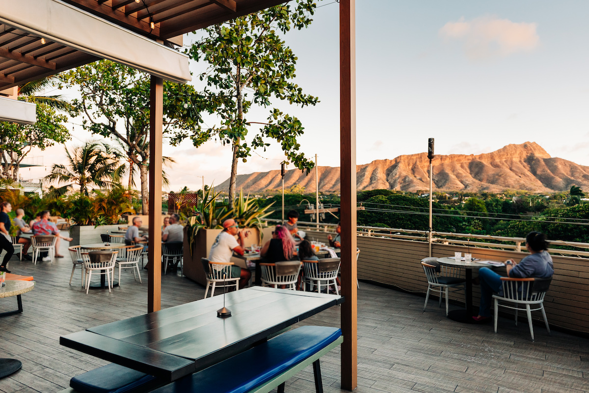 6 Waikīkī Pool Bars on Oʻahu and What To Order - HAWAIʻI Magazine