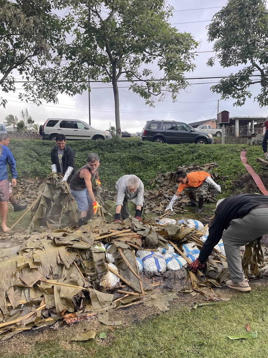 Cooking Turkeys in an ʻImu, a Hawaiʻi Thanksgiving Tradition - HAWAIʻI ...