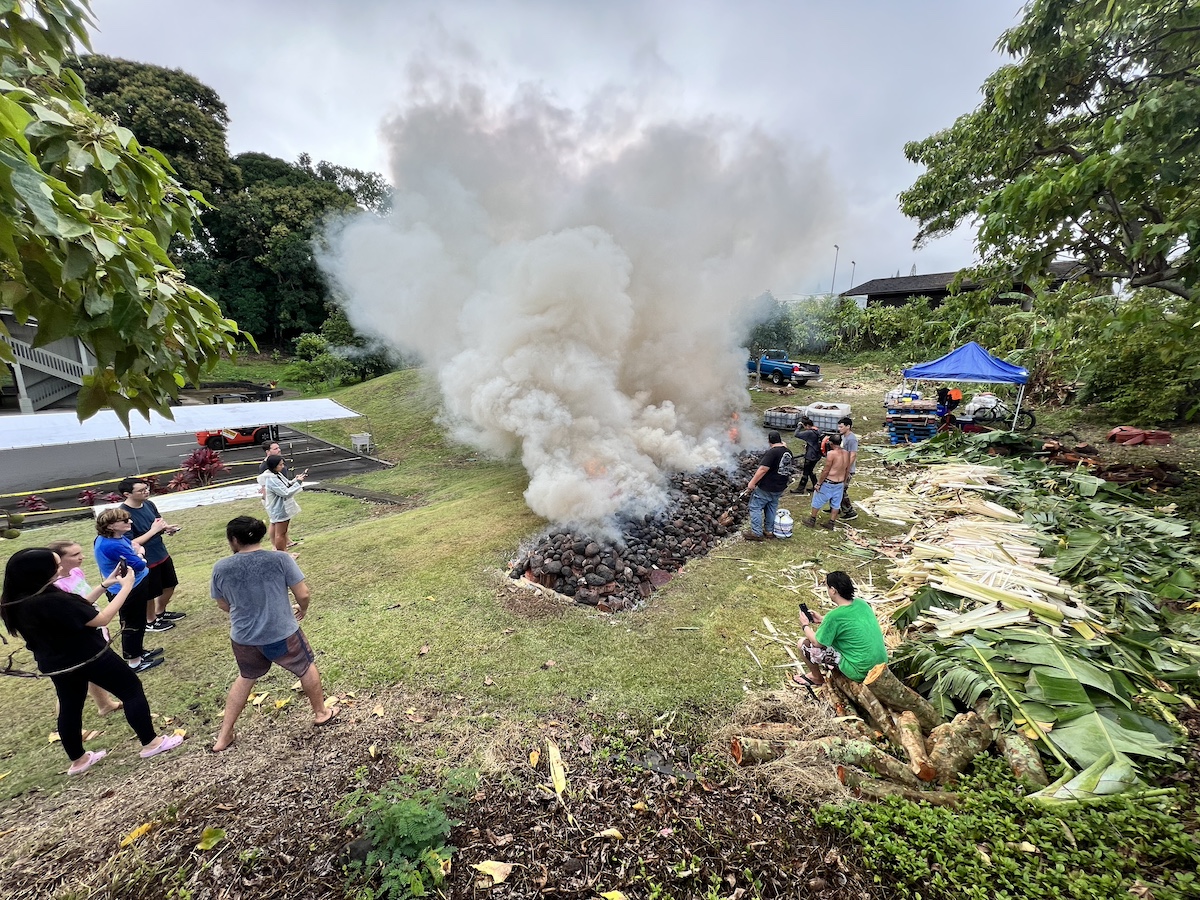 Cooking Turkeys in an ʻImu, a Hawaiʻi Thanksgiving Tradition - HAWAIʻI ...